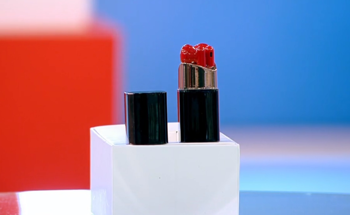 Ce poate face „rujul inteligent”. Dispozitivul are funcții inedite