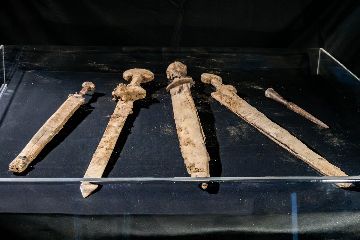 Săbii romane descoperite într-un loc inedit. Ce vechime au armele rare ...